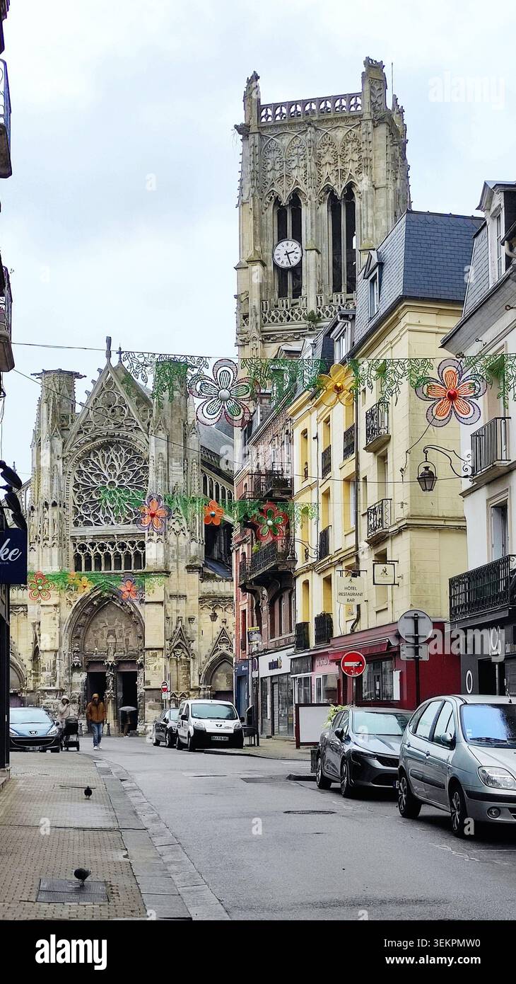 17.05.2026, Dieppe, Frankreich. Kathedrale St. Jacques und alte Häuser ...