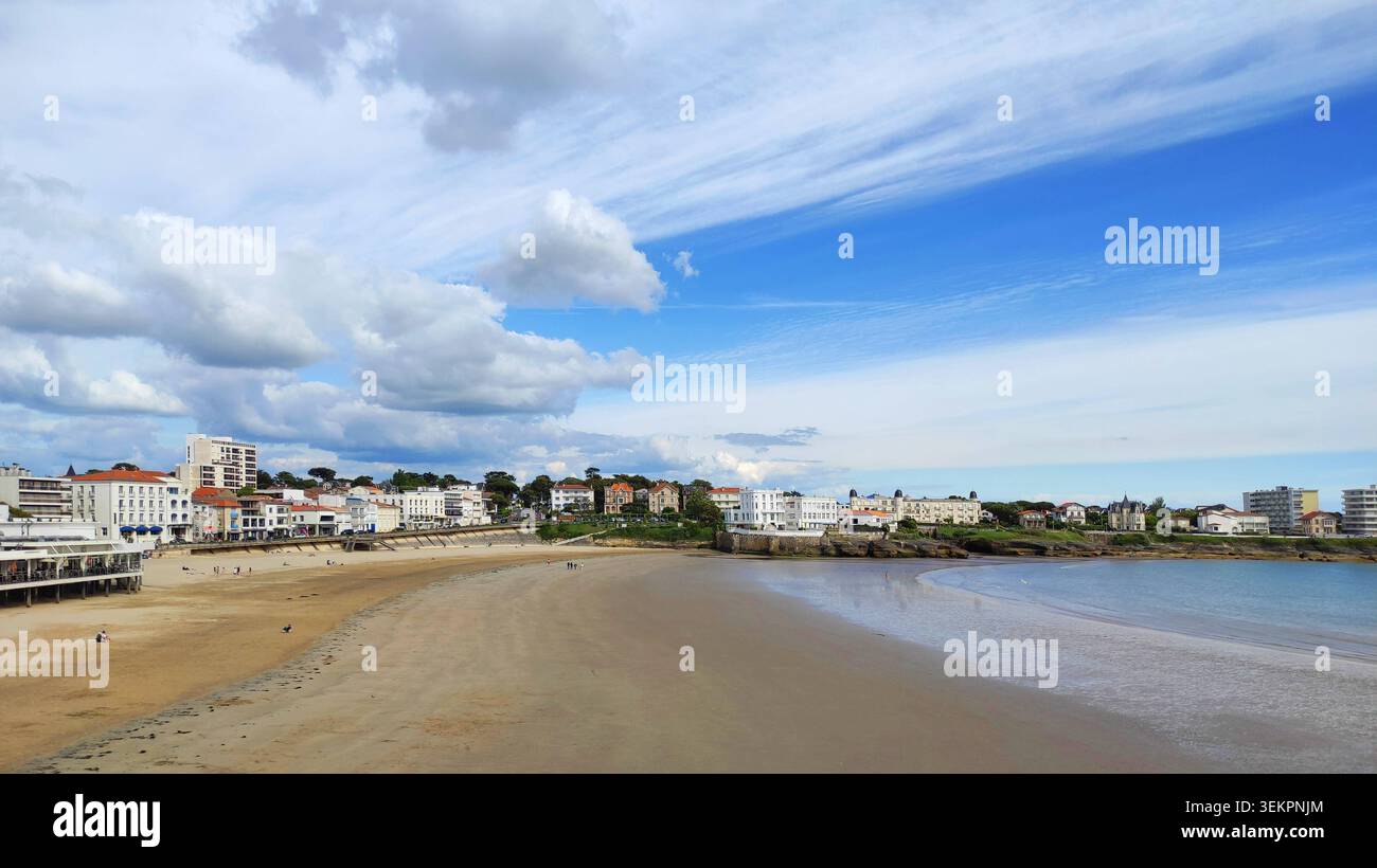 12.05.2025, Royan - Frankreich. Breiter, großer Strand in Royan. *** 12 ...