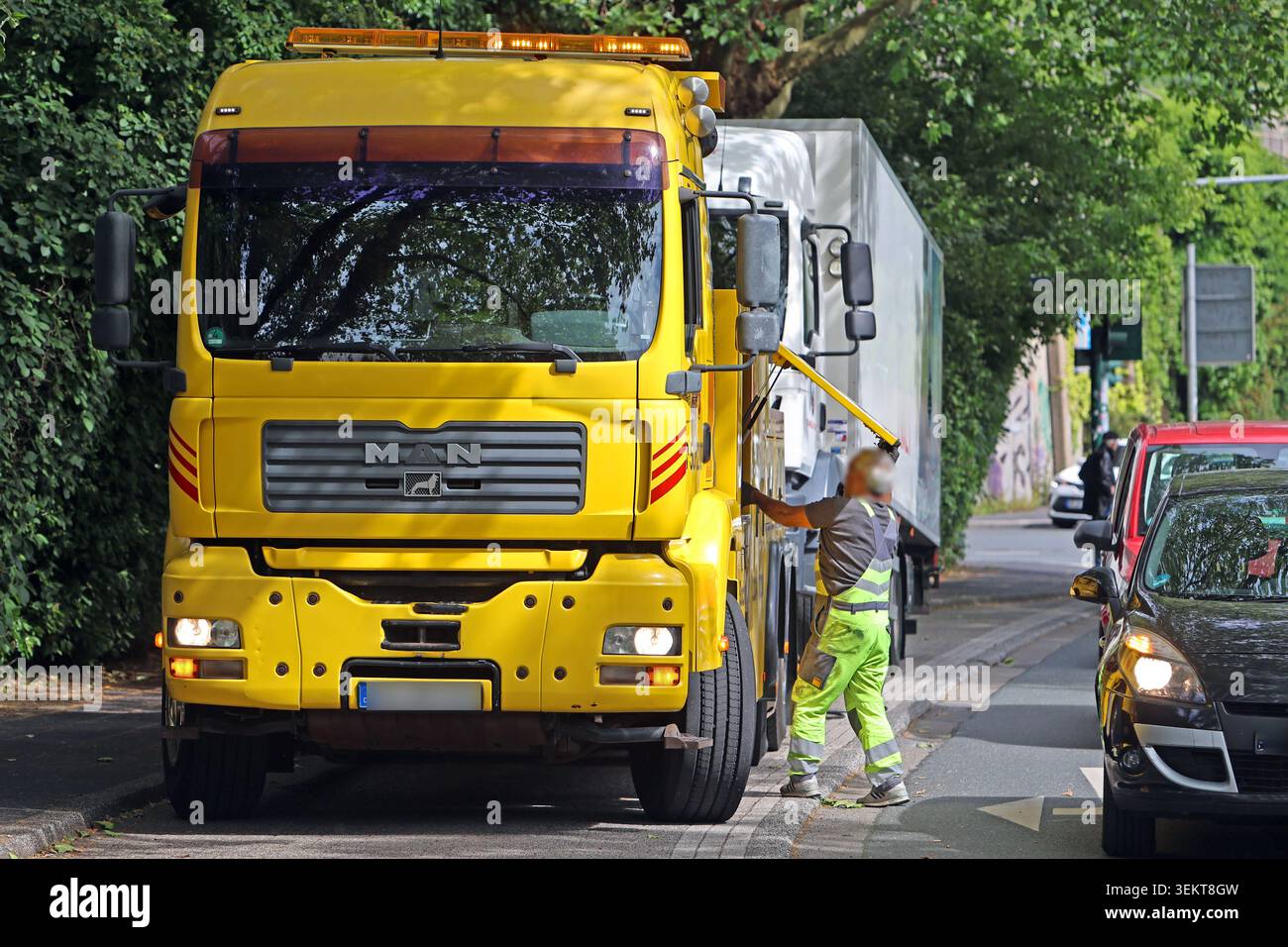 Transport defekter Fahrzeuge Ein Lastkraftwagen wird von einem speziell ...
