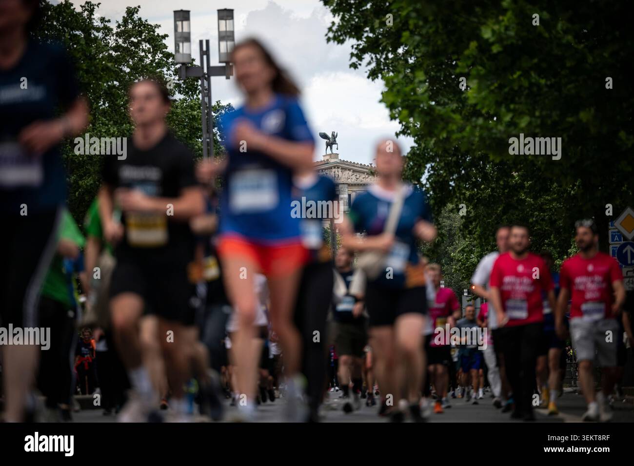 dpatop - 03 June 2026, Hesse, Frankfurt am Main: Participants run in ...