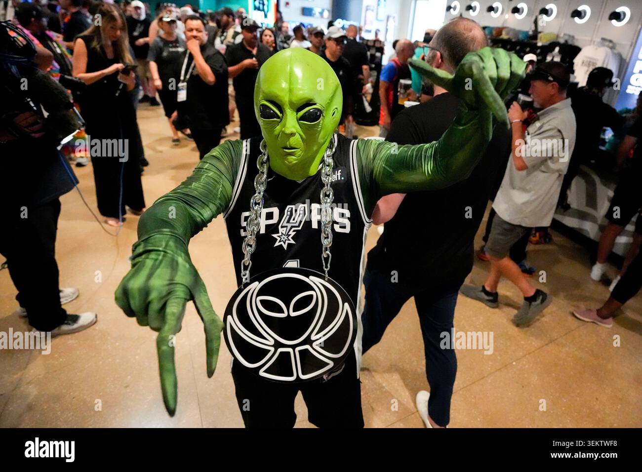 San Antonio Spurs fans arrive for Game 1 of the NBA Finals basketball ...