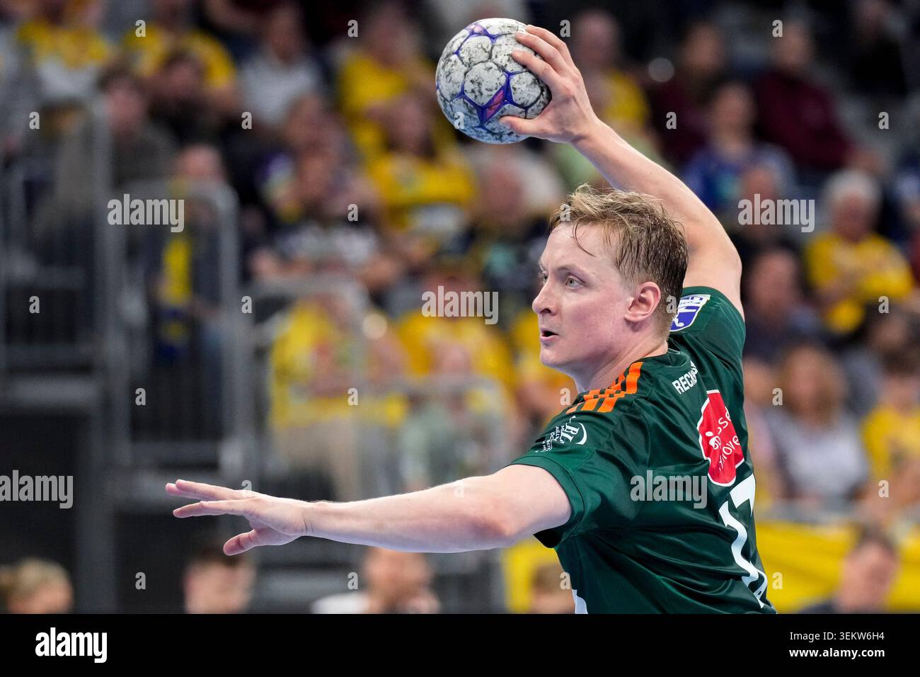 August Baskar Pedersen (Die Recken, 17), with the ball, single image ...