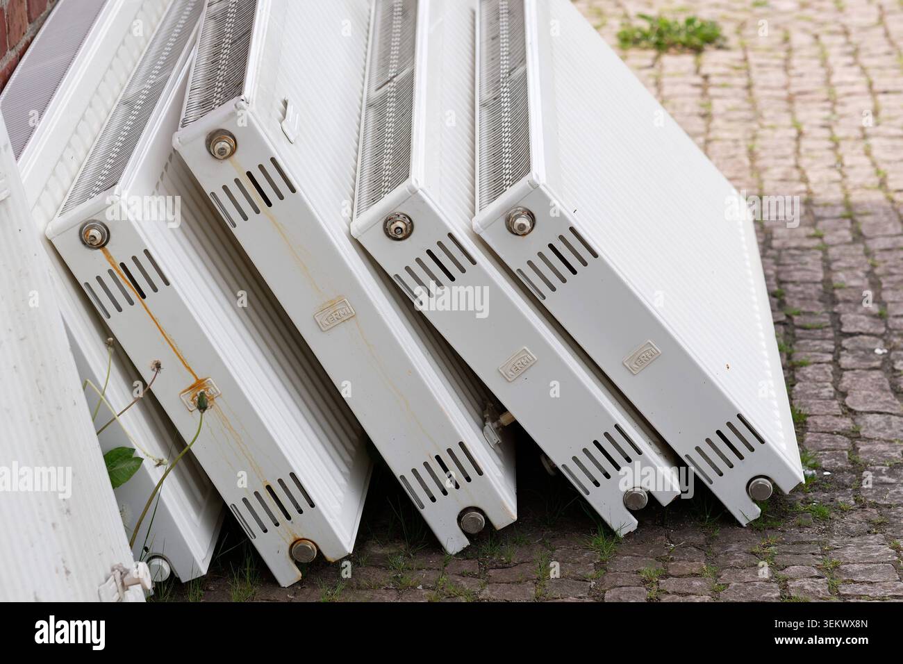 Heizungstausch, ausgebaute Heizkörper stehen an einem Wohnhaus ...