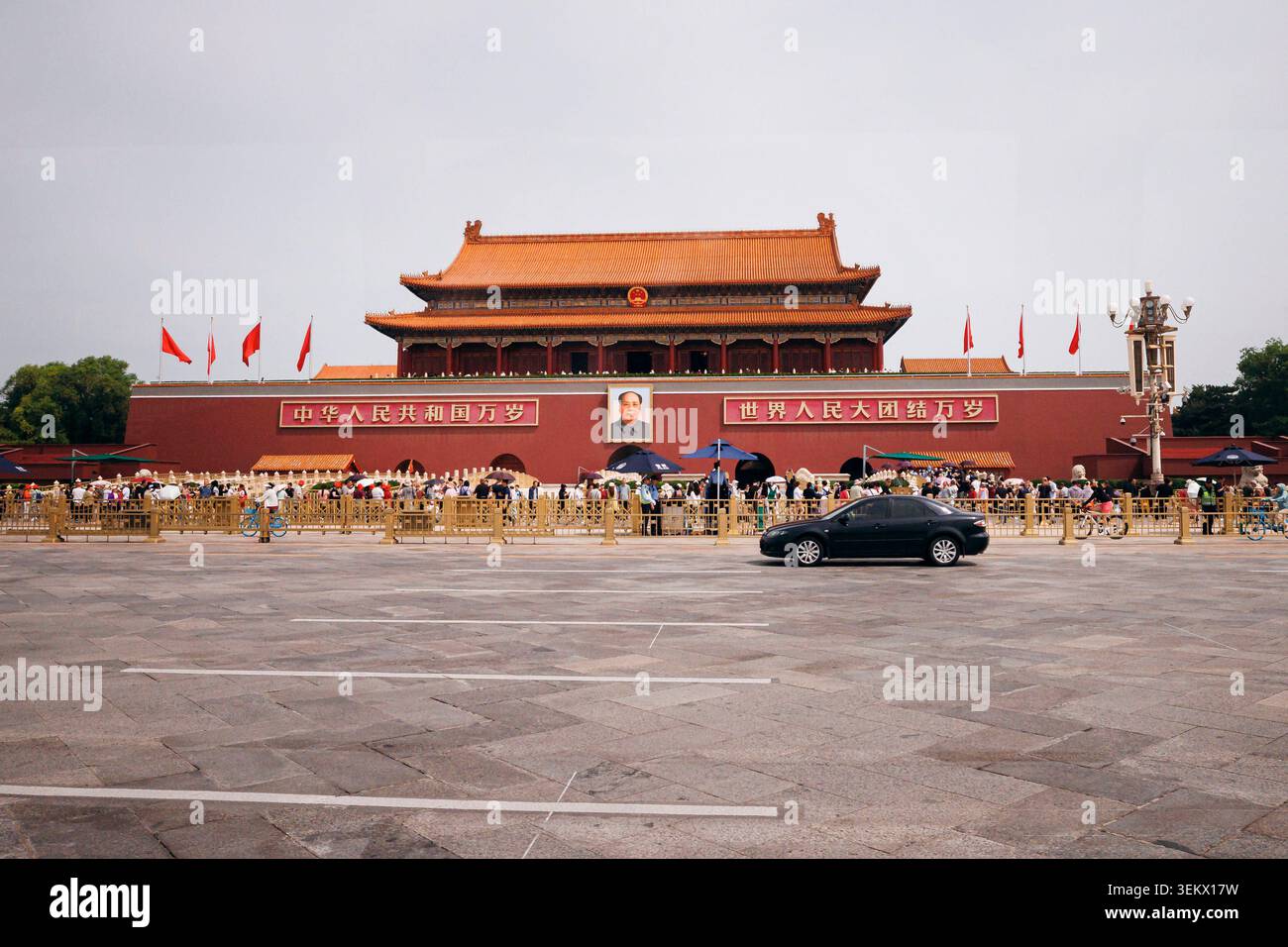 Eingang zur Verbotenen Stadt in Peking Peking China *** Entrance to the ...