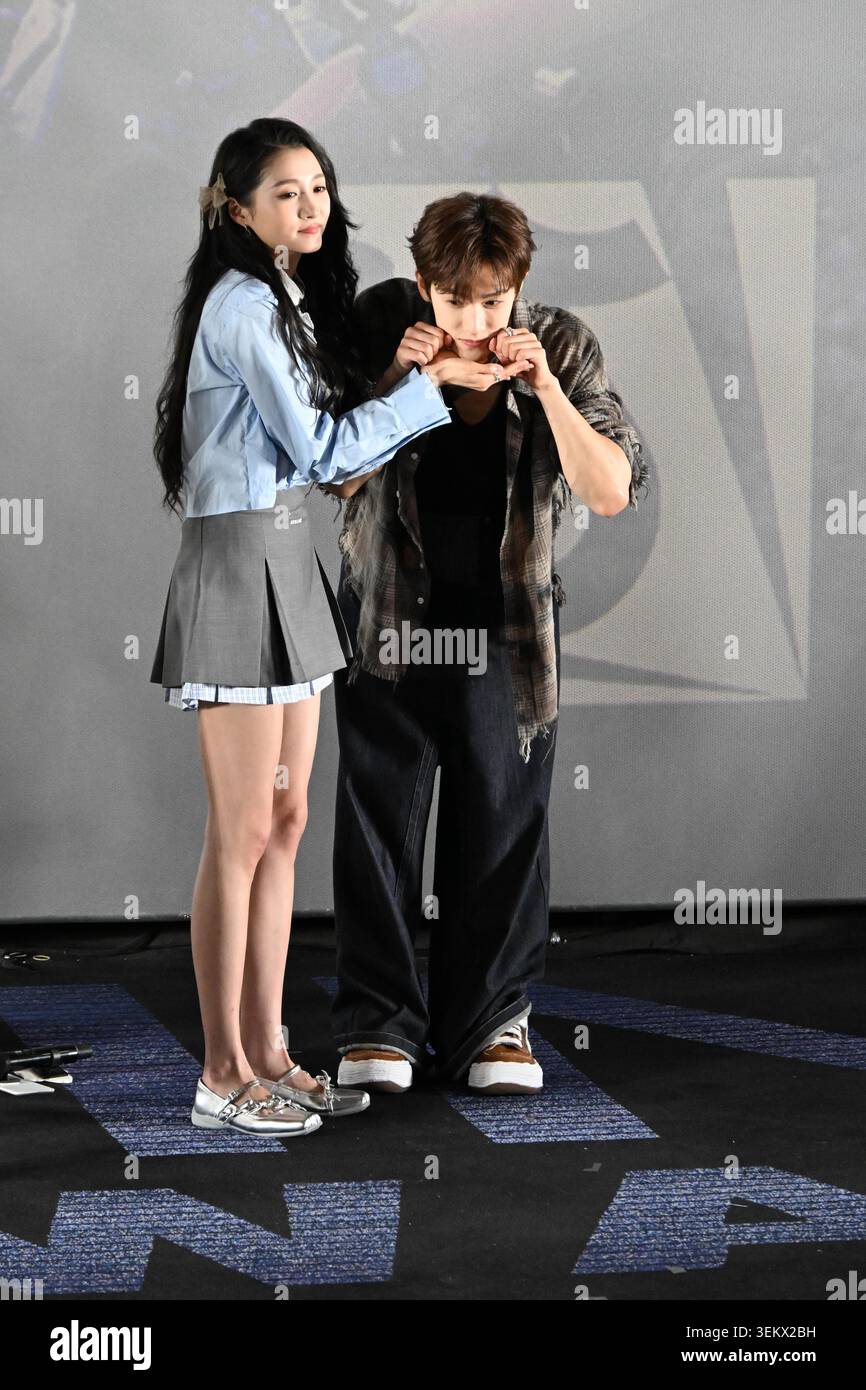 Actors Guan Xiaotong and Li Yunrui promote their drama 'Dazzling ...