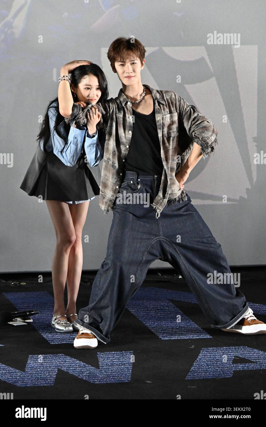 Actors Guan Xiaotong and Li Yunrui promote their drama 'Dazzling ...