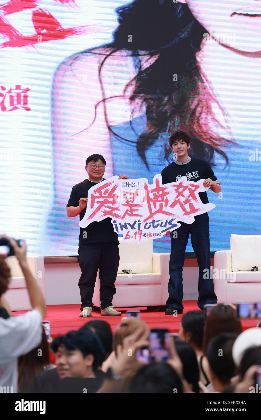 Actor Wang Anyu and voice actor Lv Yanting attend the campus roadshow ...