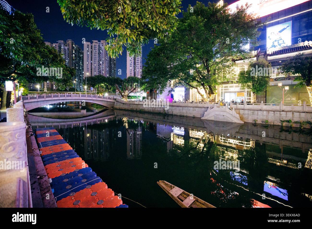 Strassenszenen bei Nacht von Guangzhou Guangzhou China *** Street ...
