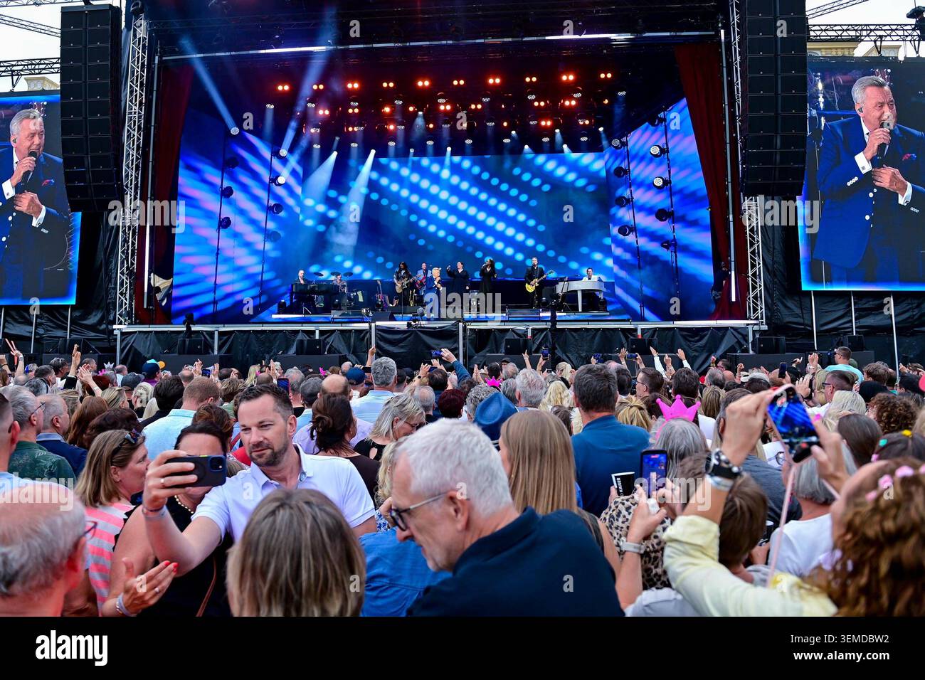 Die Fans jubeln dem singenden Roland Kaiser zu, 06.06.2026 ...