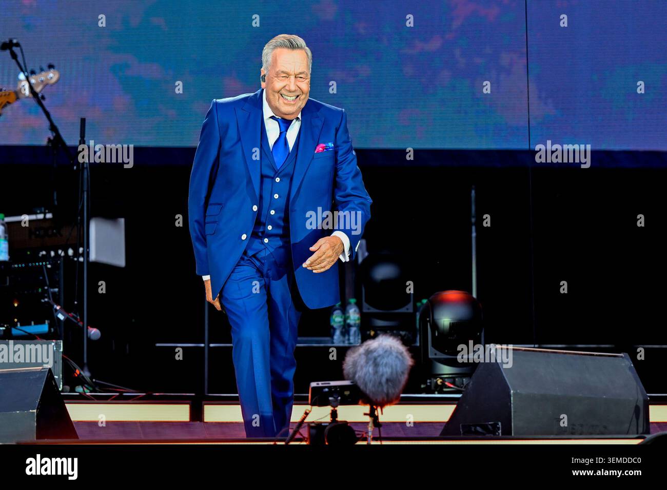 Roland Kauser happily, laughing after a song, 06.06.2026 ...