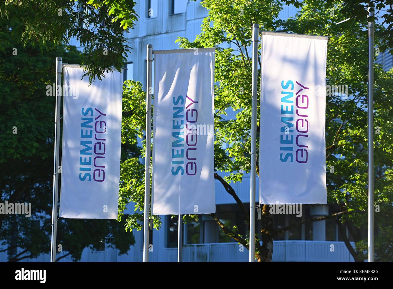 Themenfoto Siemens Energy Flaggen, Fahnen am Standort Muenchen ...