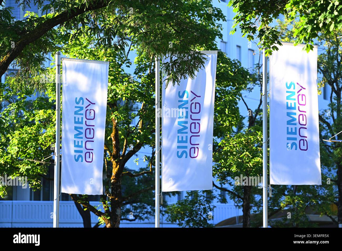 Themenfoto Siemens Energy Flaggen, Fahnen am Standort Muenchen ...