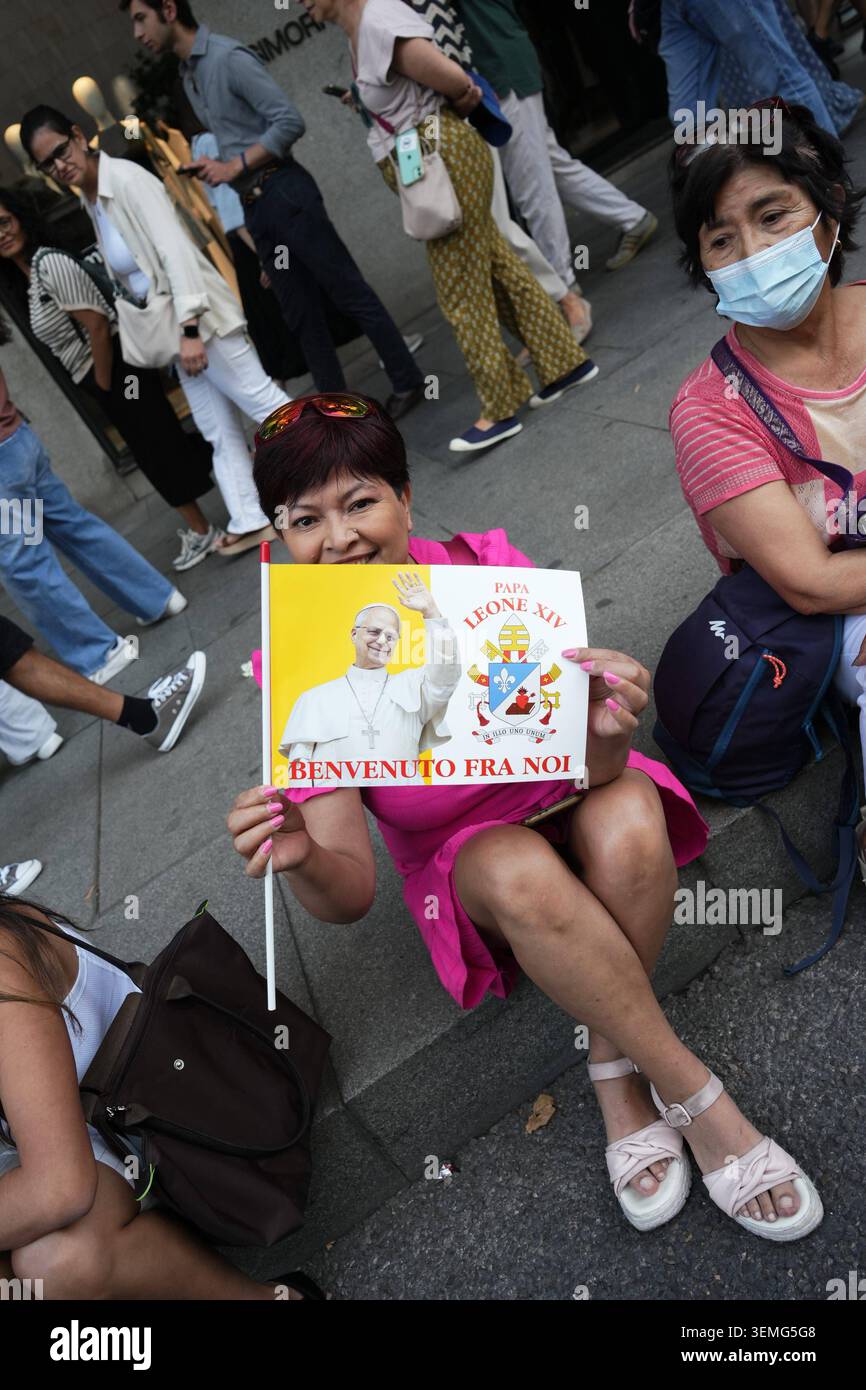 General atmosphere of the streets of central Madrid during the visit of ...