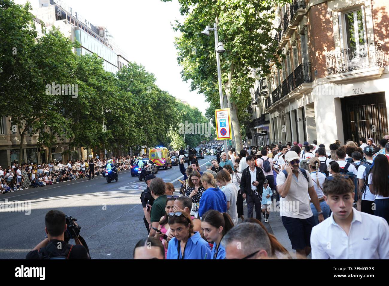 General atmosphere of the streets of central Madrid during the visit of ...