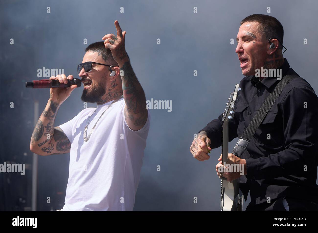 07 June 2026, Rhineland-Palatinate, Nürburg: Singer Lonny Eagleton(l ...