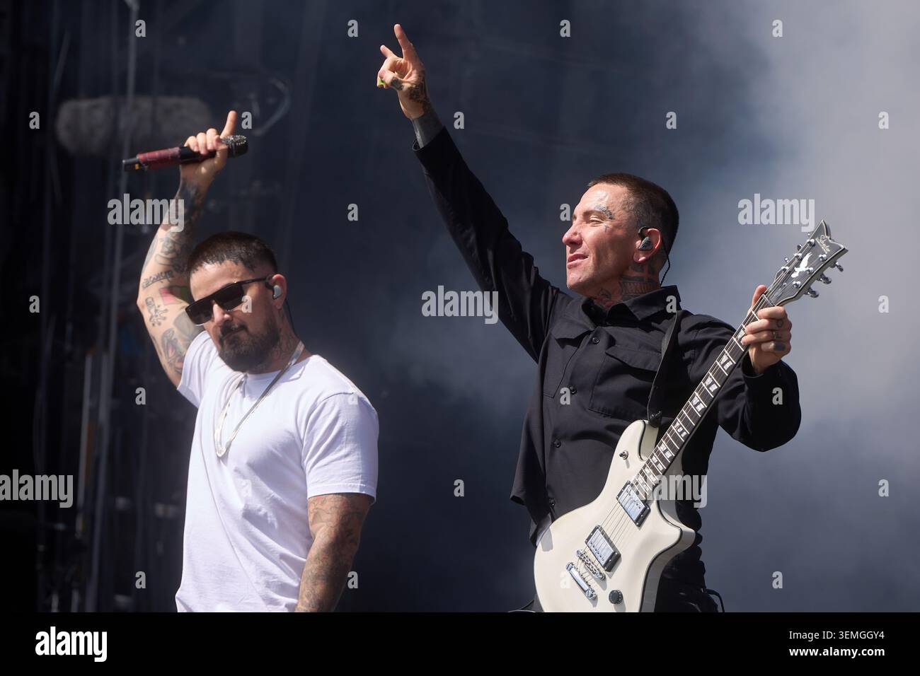 07 June 2026, Rhineland-Palatinate, Nürburg: Singer Lonny Eagleton(l ...