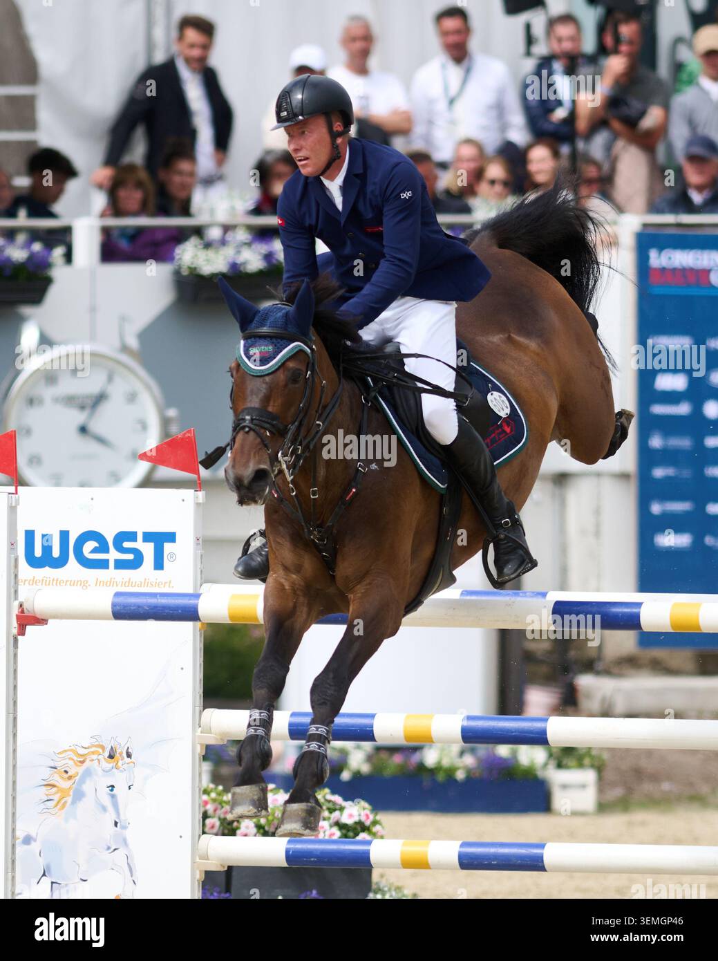 07 June 2026, North Rhine-Westphalia, Balve: Equestrian show jumping ...