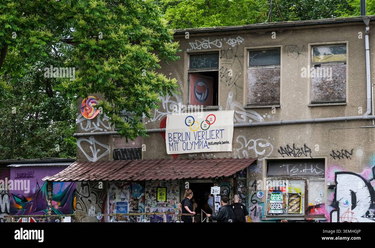 06 June 2026, Berlin: A poster "Berlin loses with Olympia" hangs at the ...