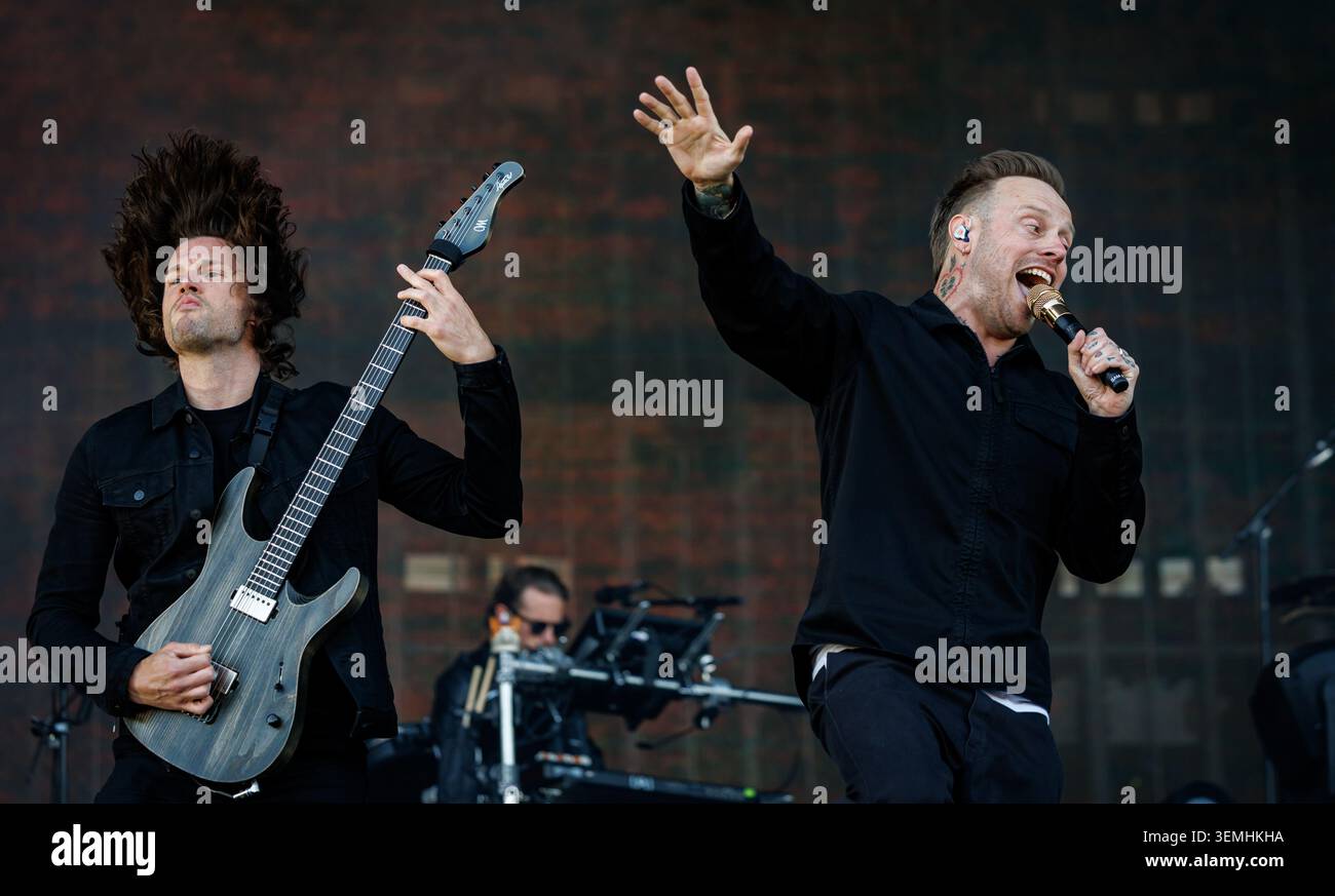 07 June 2026, Bavaria, Nuremberg: Sam Carter (r), singer of the British ...