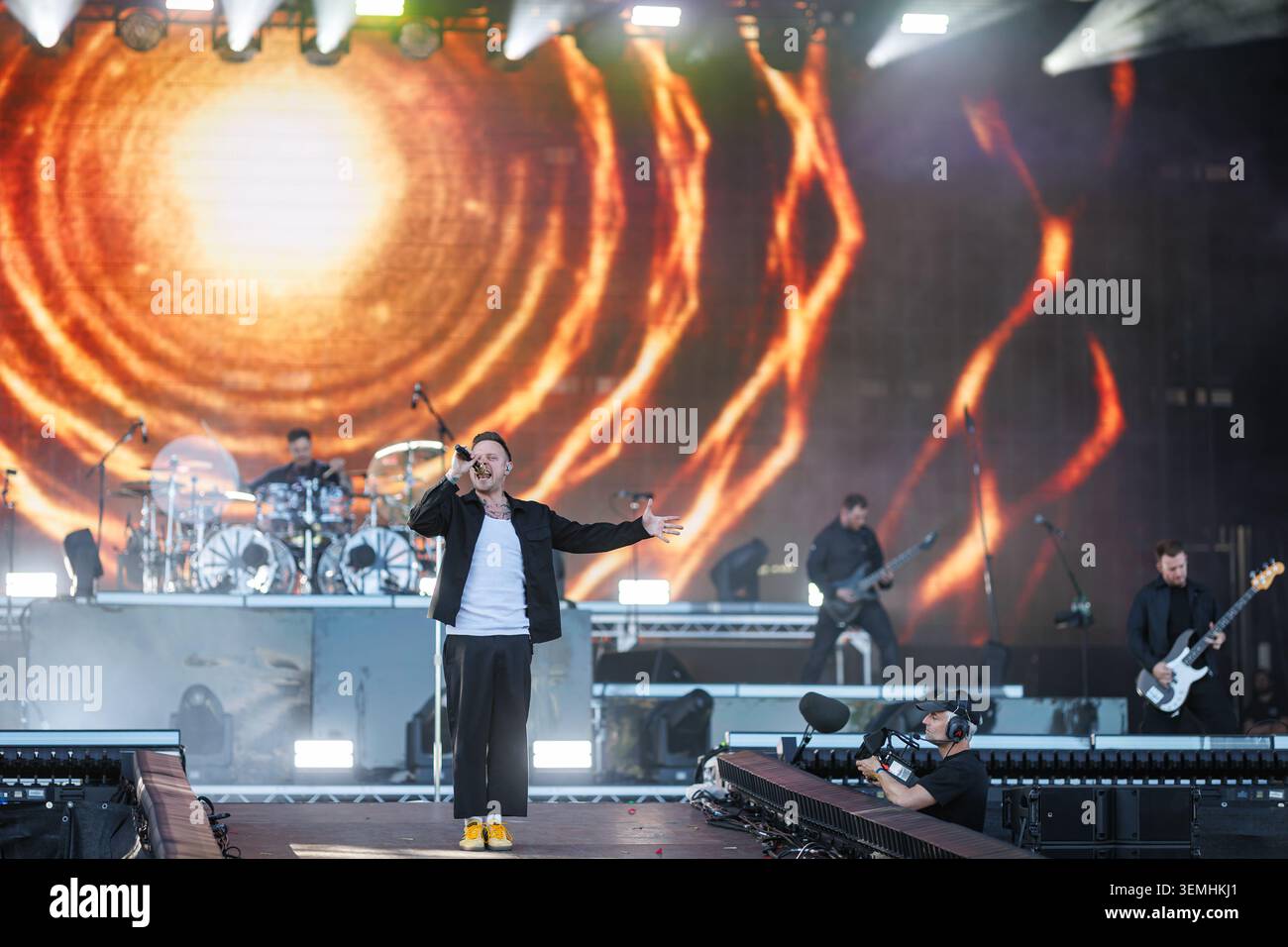 07 June 2026, Bavaria, Nuremberg: Sam Carter (M), singer of the British ...