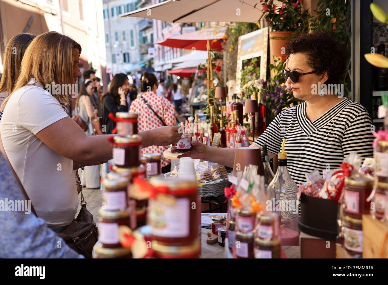 (260608) -- NEMI, June 8, 2026 (Xinhua) -- A tourist tastes strawberry ...