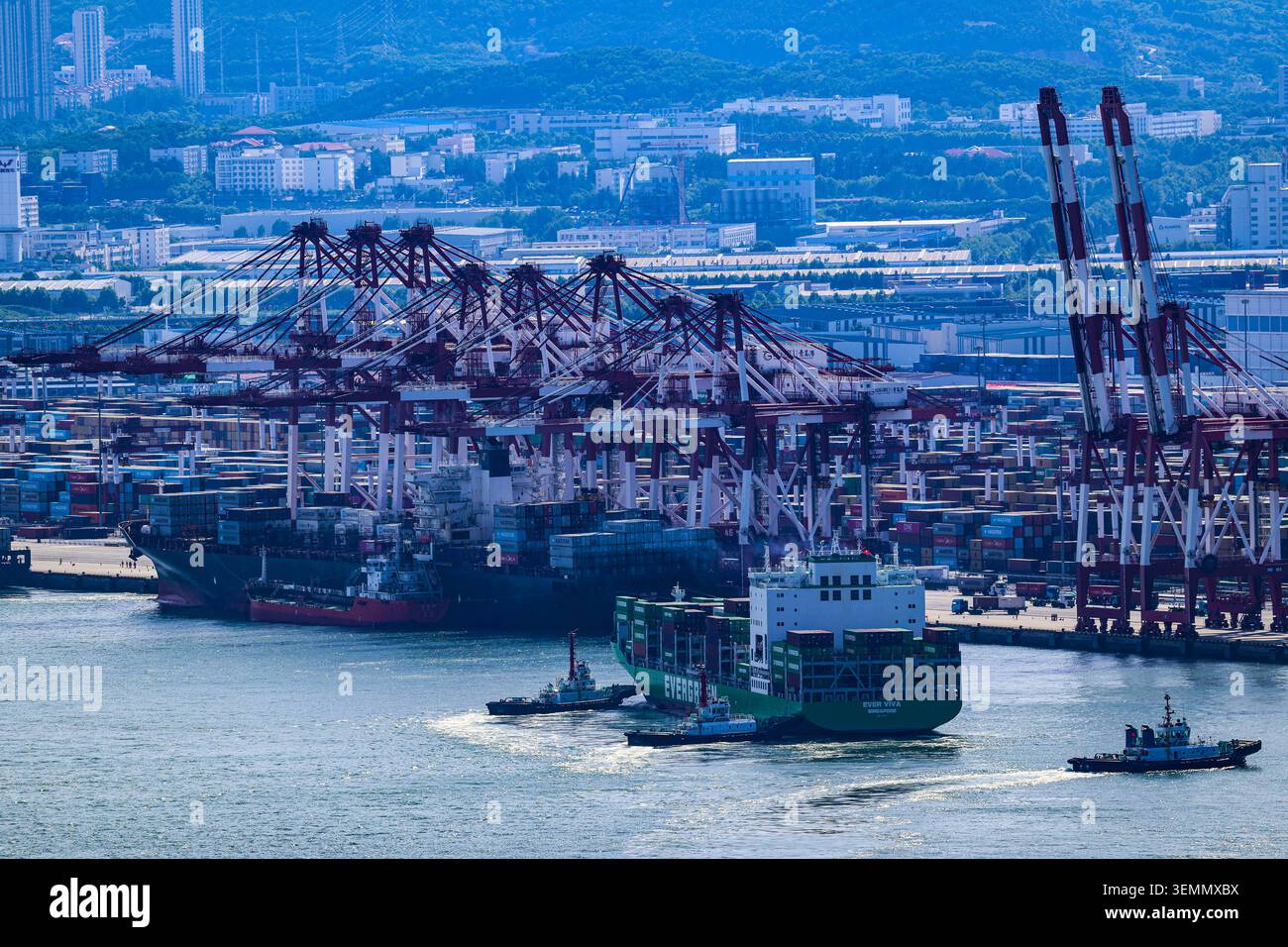 A container ship loaded with containers departs from the Qianwan ...
