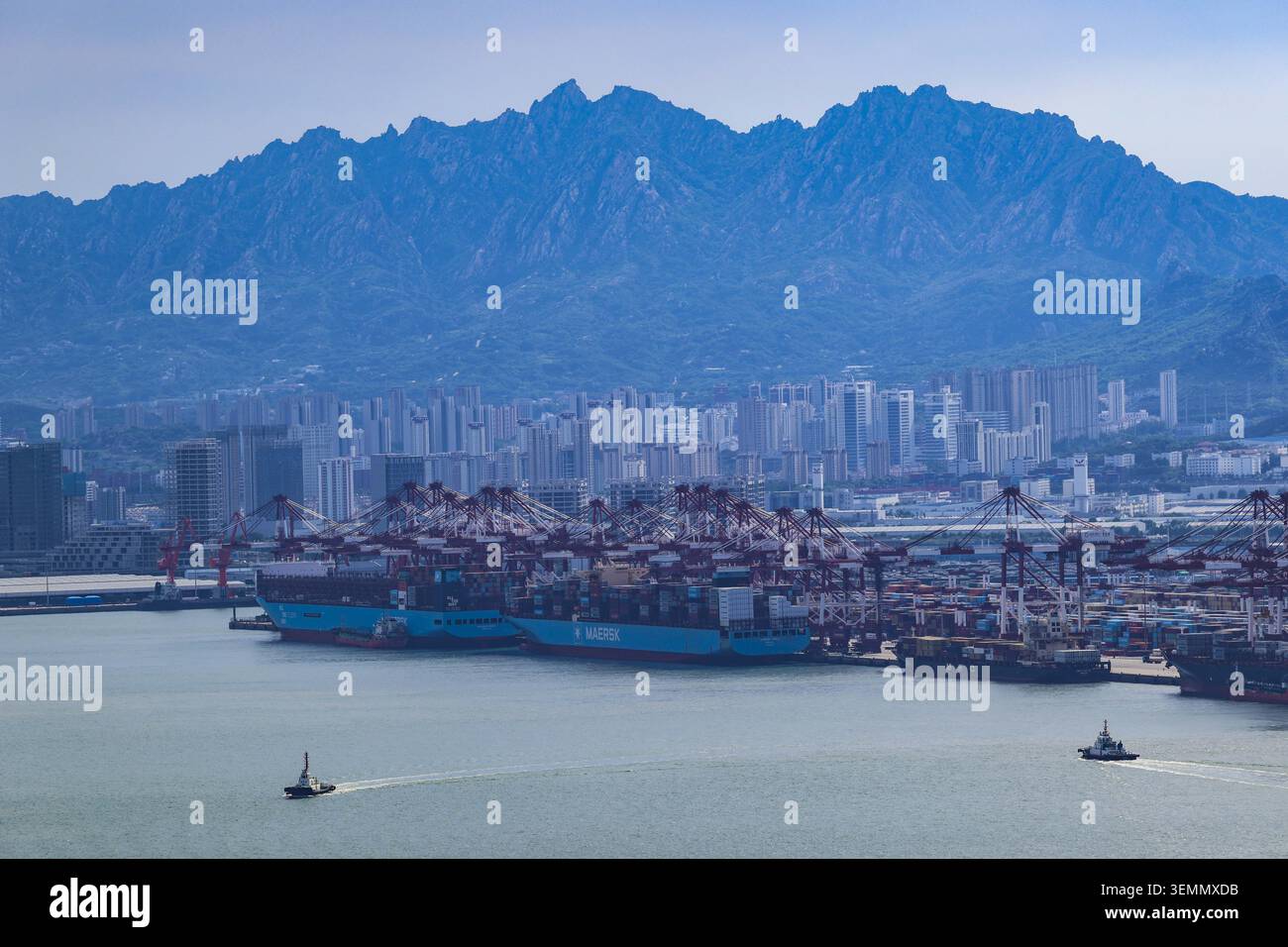 A container ship loaded with containers departs from the Qianwan ...