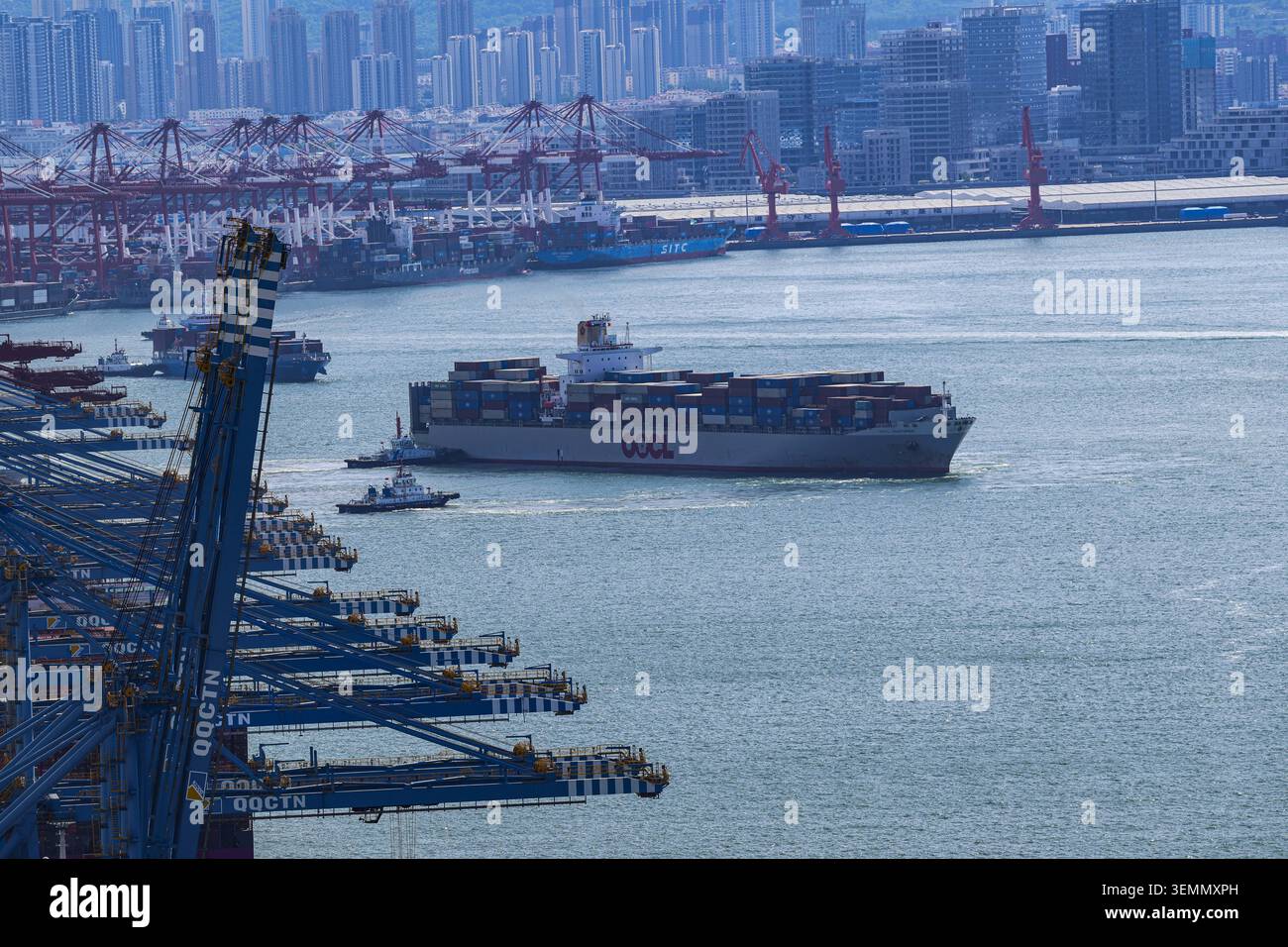A container ship loaded with containers departs from the Qianwan ...