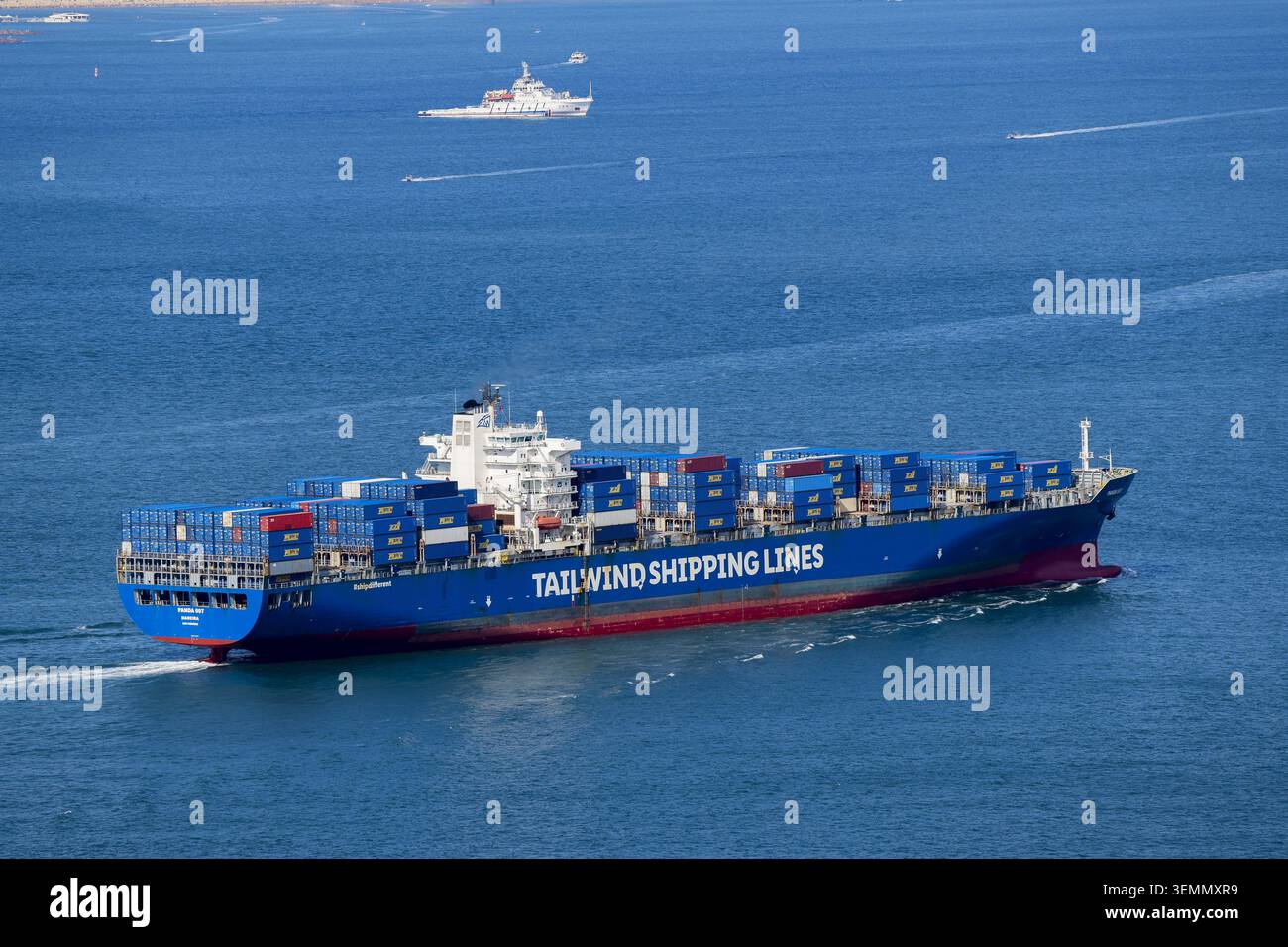 A container ship loaded with containers departs from the Qianwan ...