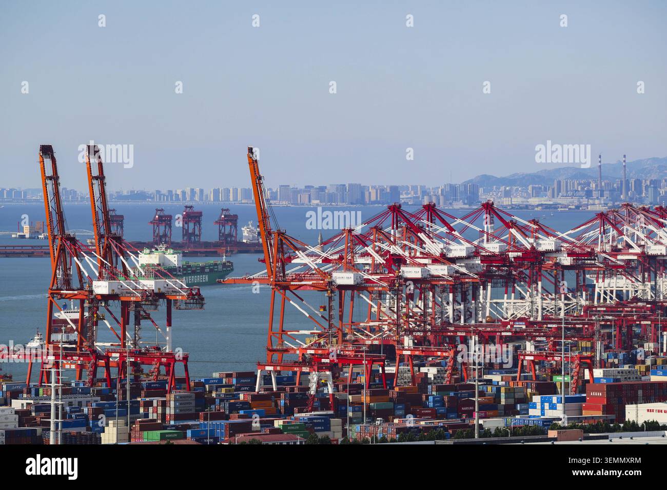 A container ship loaded with containers departs from the Qianwan ...