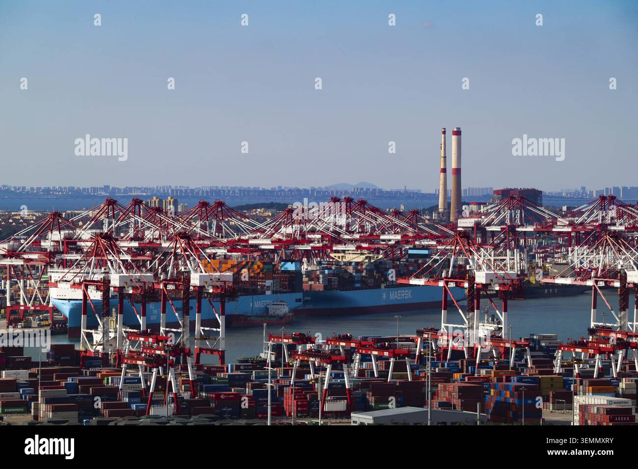 A container ship loaded with containers departs from the Qianwan ...