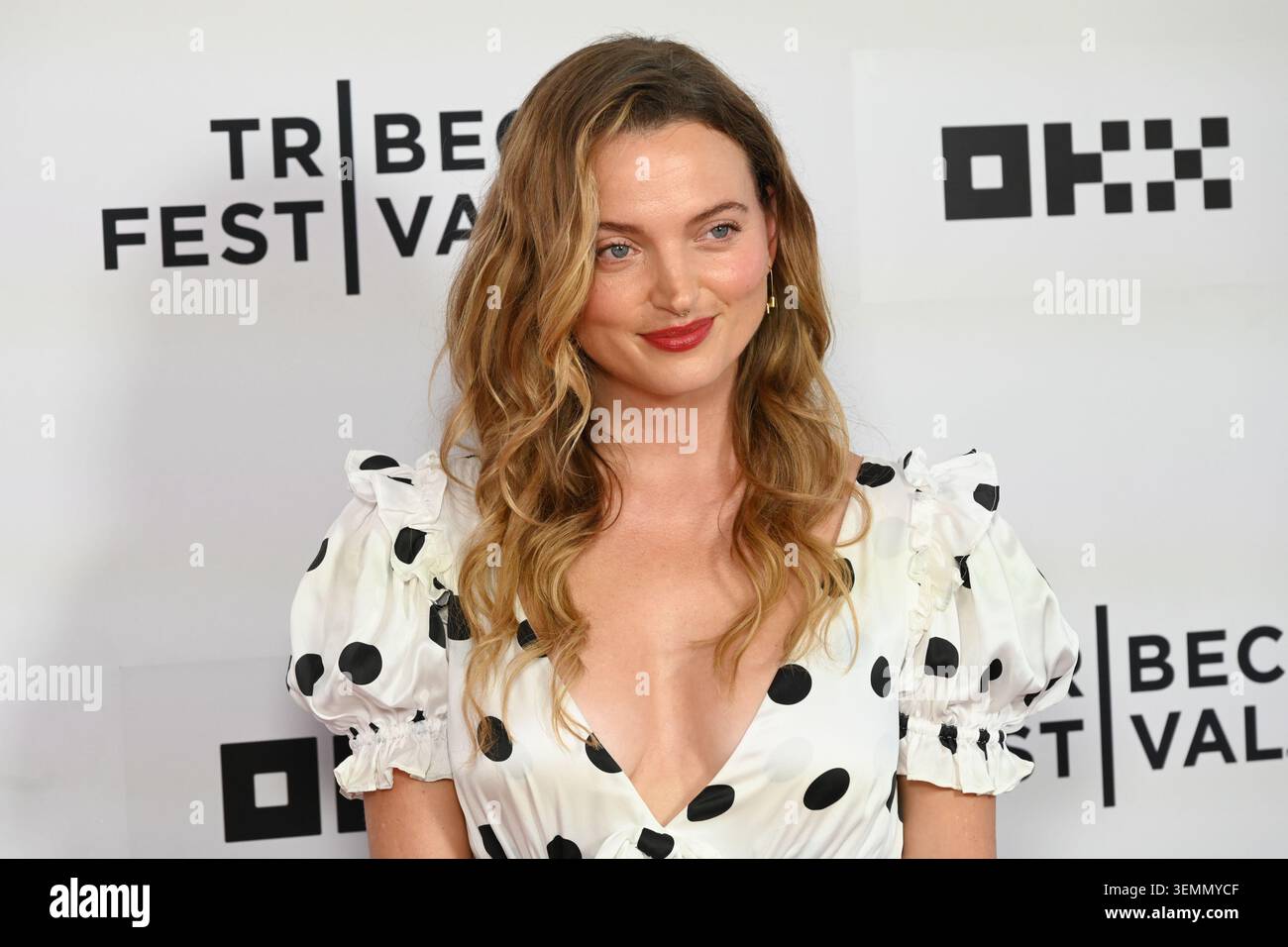 Amanda Booth walking the red carpet at the 'In Memoriam' Premiere ...