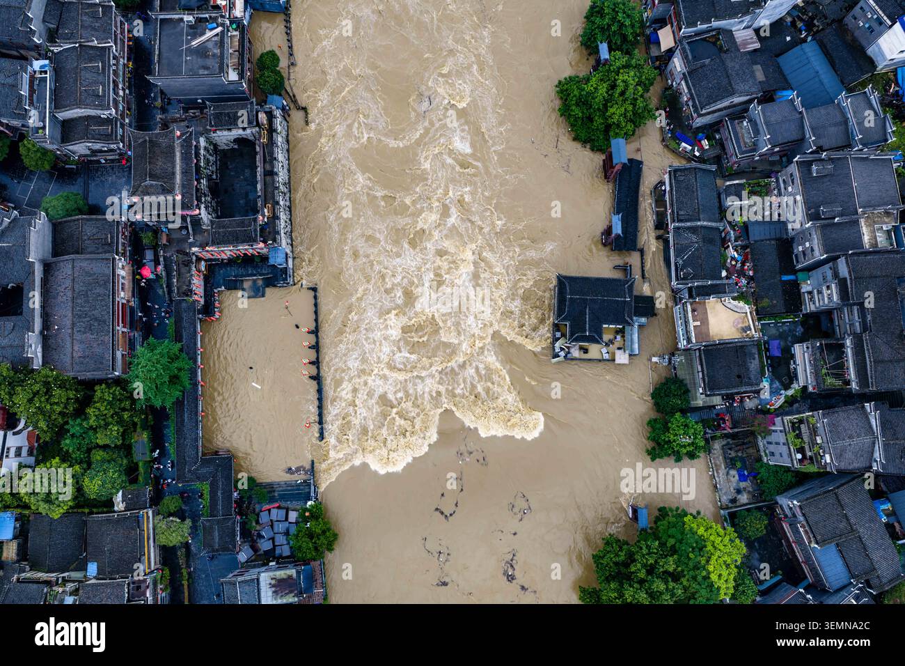 Water levels rise in Wanrong River in Qianzhou Ancient Town of Jishou ...