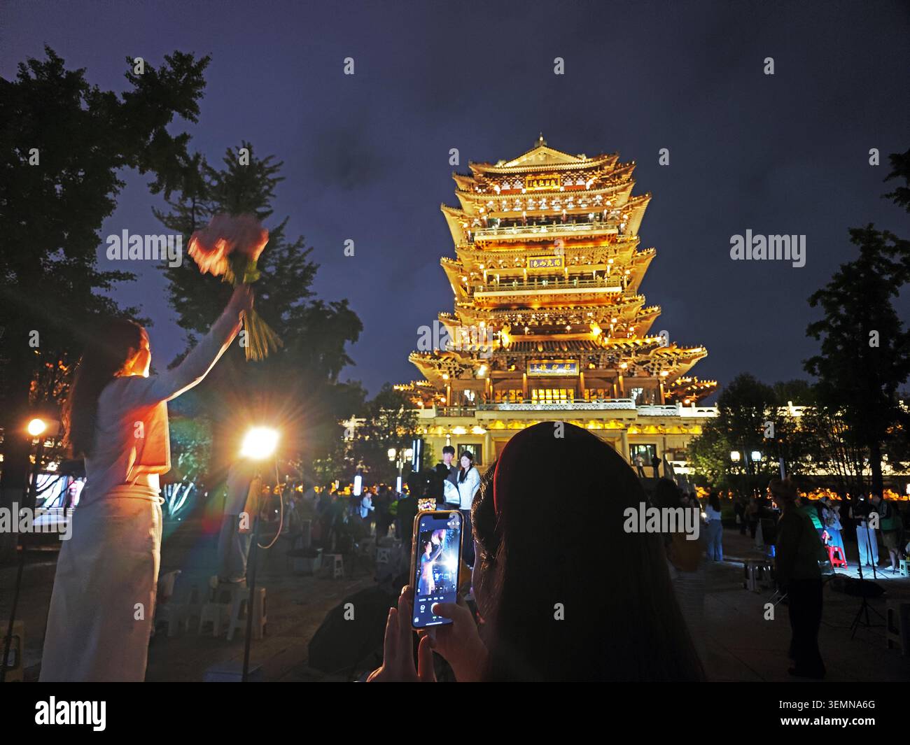 Tourists take photos with Chaoran Tower at Daming Lake scenic area in ...