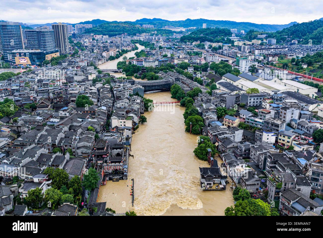 Water levels rise in Wanrong River in Qianzhou Ancient Town of Jishou ...