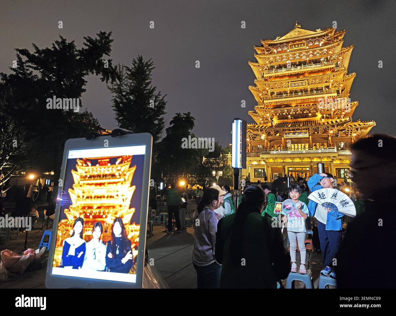 Tourists take photos with Chaoran Tower at Daming Lake scenic area in ...