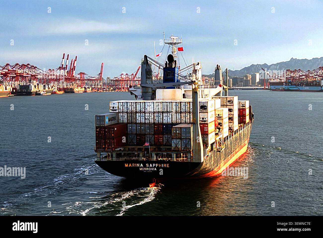 A cargo ship loaded with foreign trade containers enters Qingdao Port ...