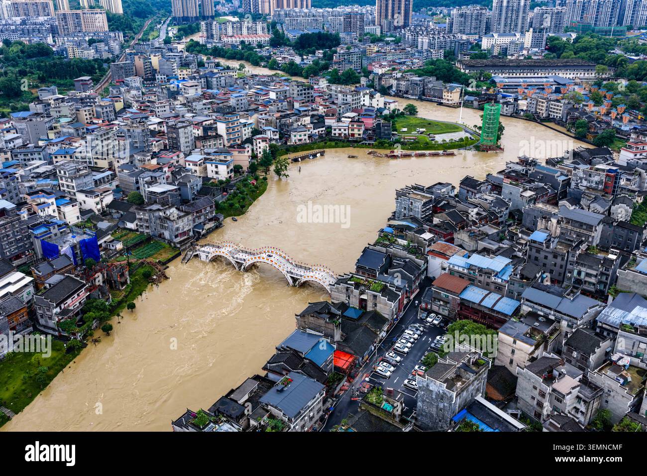 Water levels rise in Wanrong River in Qianzhou Ancient Town of Jishou ...