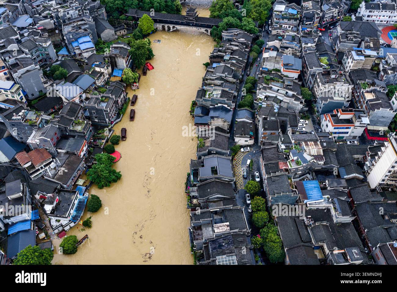 Water levels rise in Wanrong River in Qianzhou Ancient Town of Jishou ...