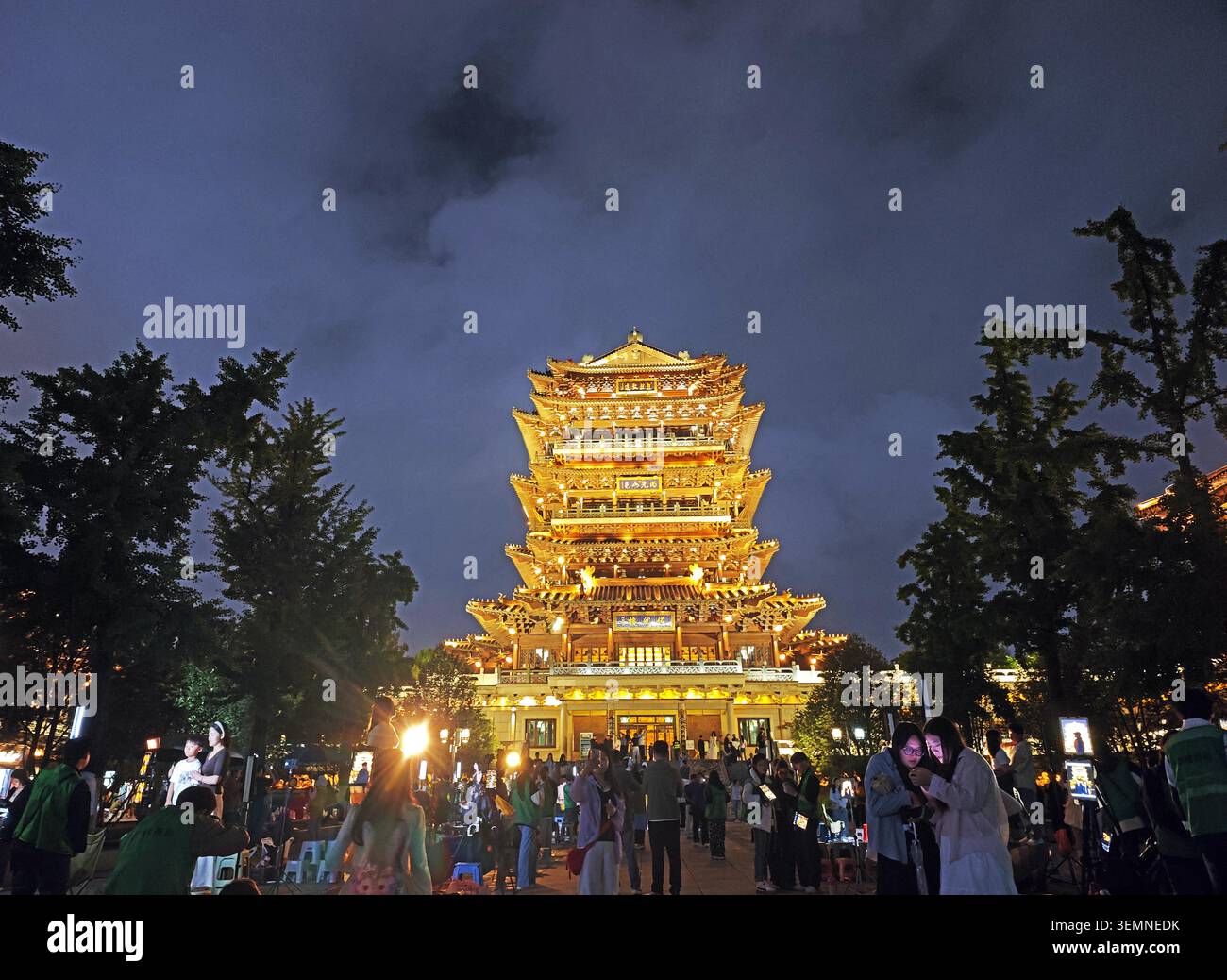 Tourists take photos with Chaoran Tower at Daming Lake scenic area in ...