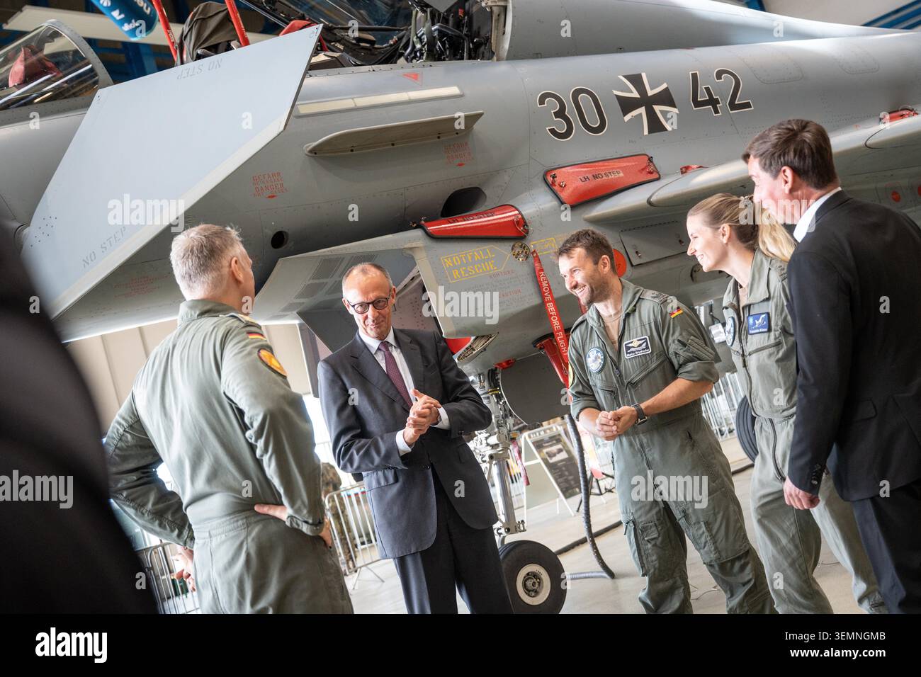 Chancellor Friedrich Merz talks with soldiers and female soldiers in ...