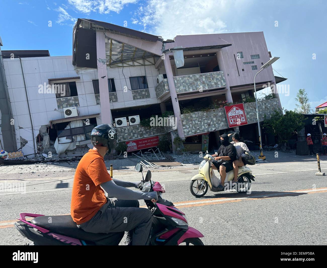 Residents pass by a collapsed structure after an earthquake in General ...