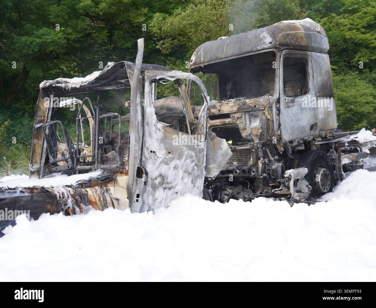 08 June 2026, Rhineland-Palatinate, Diez: Extinguishing foam covers two ...