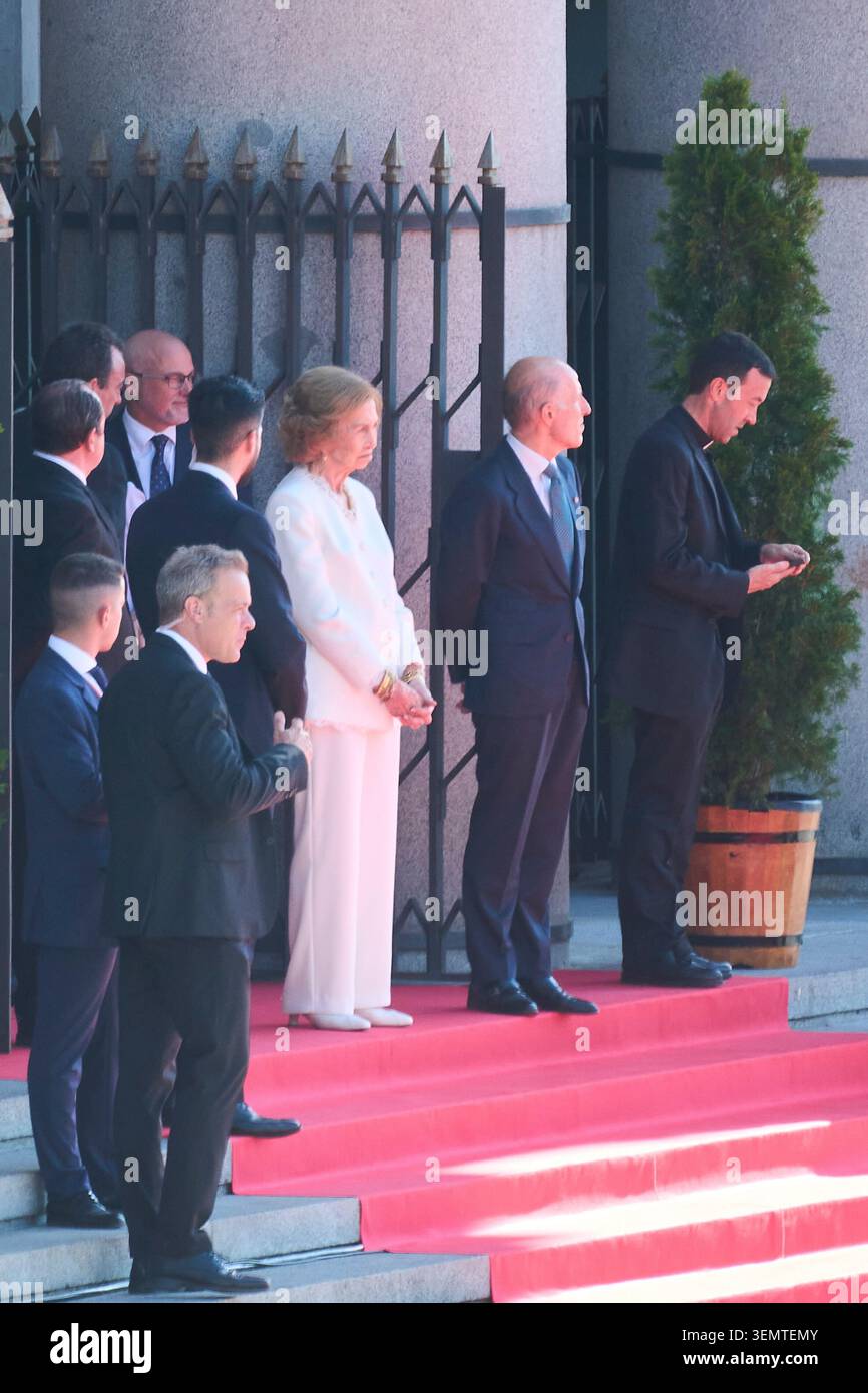 The former Queen Sofia attends flower offering to Nuestra Senora de la ...