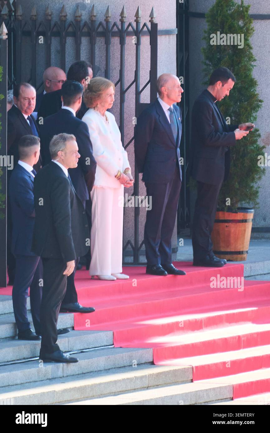 The former Queen Sofia attends flower offering to Nuestra Senora de la ...