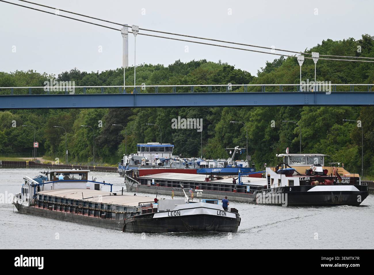 Frachtschiff Leon und Frachtschiff Elbia faehrt auf dem Rhein Here ...