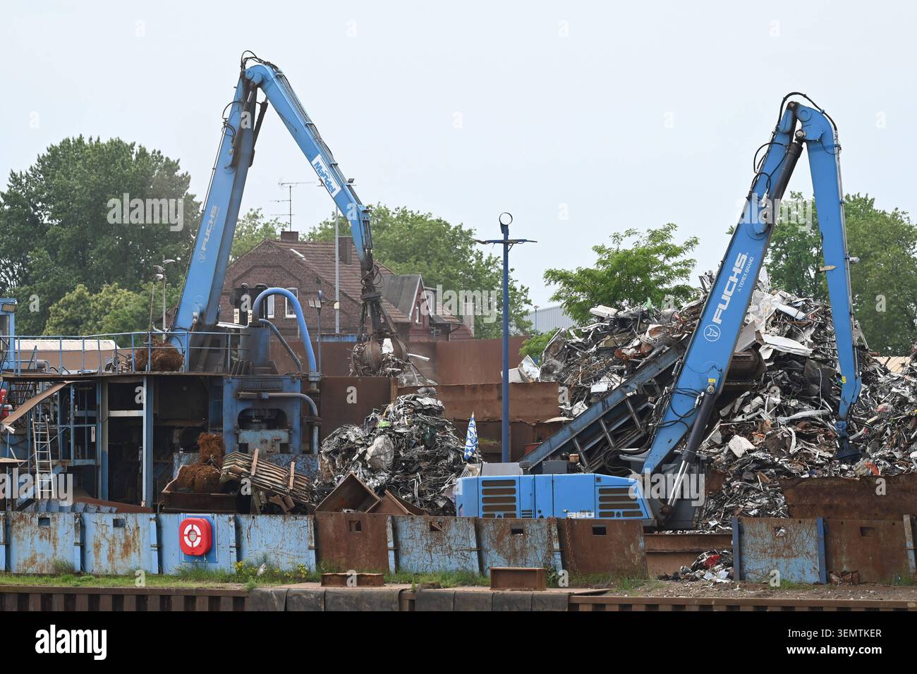 Schrottplatz der Firma Mandel, Bagger, Greifer, Alteisen, Altmetall ...