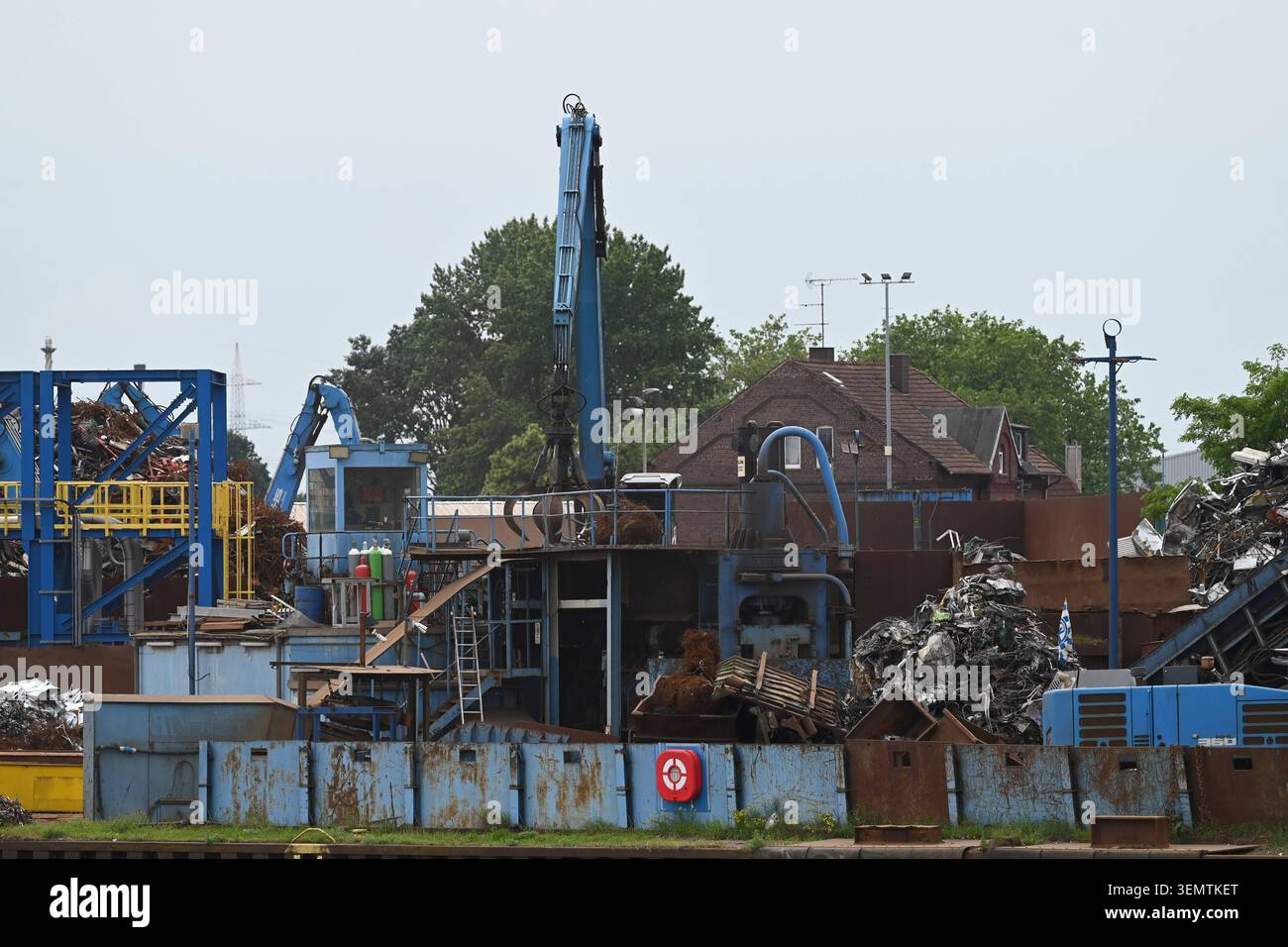 Schrottplatz der Firma Mandel, Bagger, Greifer, Alteisen, Altmetall ...