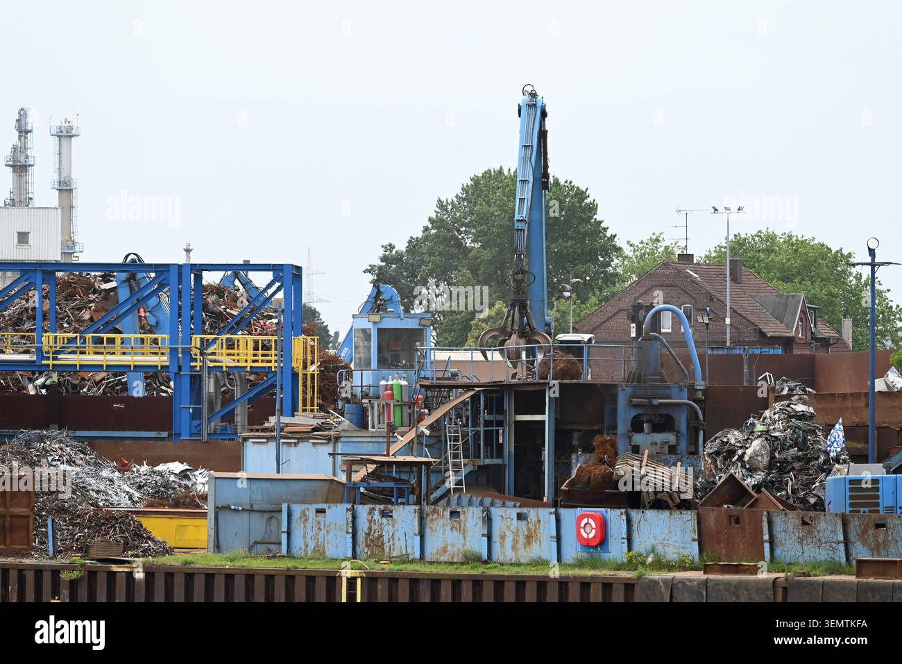 Schrottplatz der Firma Mandel, Bagger, Greifer, Alteisen, Altmetall ...