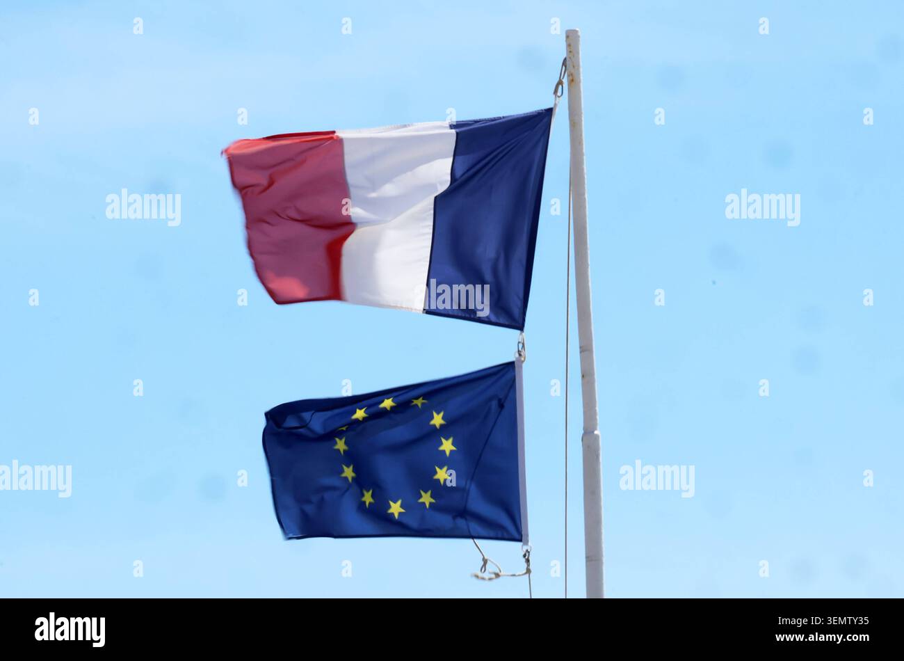 Le Lavandou Frankreich 06.06.26 Französische Fahne und Europafahne Le ...